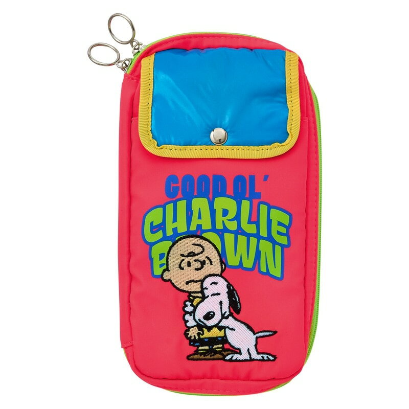 PLAZA限定！たくさんのポケット付きで、多目的に使えるスヌーピーのガジェットケースです。内側はジップポケットやメッシュポケット、オープンポケットに分かれているので、小物の整理に便利です。マグネットタイプのボタンで開く外ポケットもついていま...