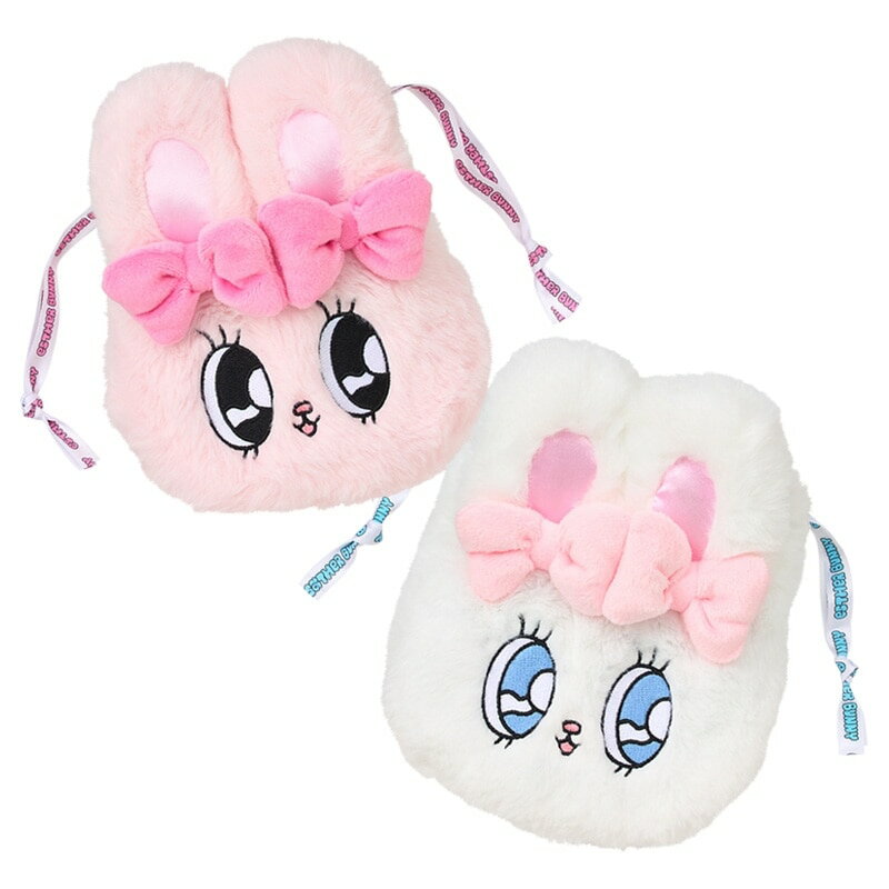 ポップでガーリーなテイストが可愛いウサギのキャラクター「Esther Bunny(エスターバニー)」のぬいぐるみ巾着です。ぬいぐるみみたいなふわふわの触り心地が魅力のポーチ。バッグから取り出すたびにハッピーな気分になれそう♪ コスメやイヤホ...