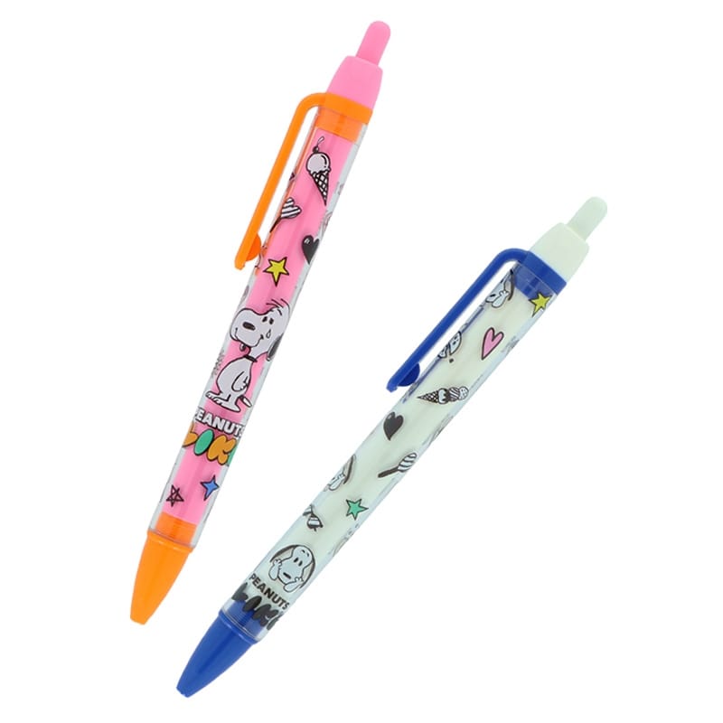 PEANUTSの仲間たちの好きなものを散りばめた、にぎやかで楽しいデザインのボールペンです。2重軸仕様で透明感のあるデザインがポイント♪手にするたび気分が上がり、勉強やお仕事のおともにぴったりな1本です。【サイズ】約 直径11×H137mm...