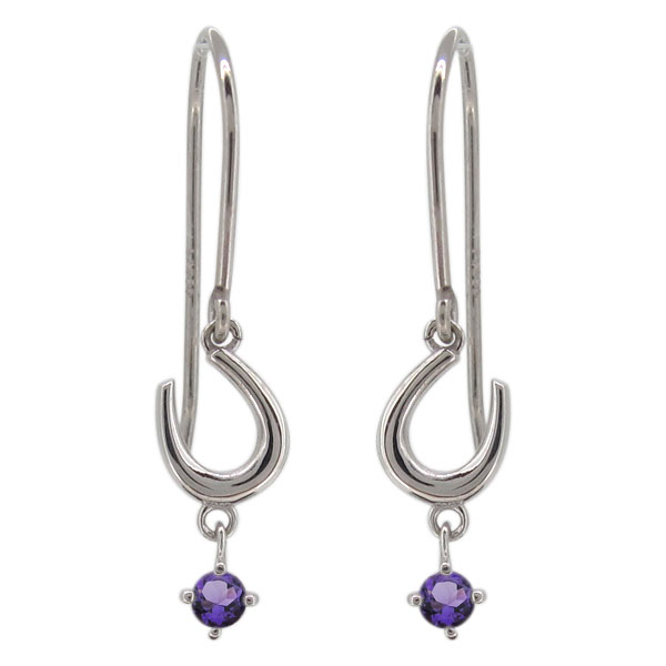 2月誕生石アメジストを使用したプラチナ製の、馬蹄(ホースシュー)モチーフフックピアスです。 ※両耳セット価格です。 本体素材: プラチナ(Pt900)(品質を保証するPt900の刻印があります。) 石名：主石 アメジスト(約 2.0mm*2...