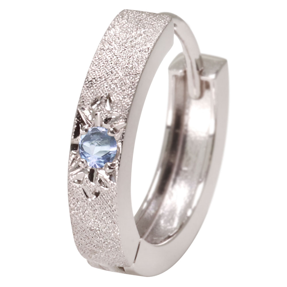 3月誕生石アクアマリンサンタマリアを使用したプラチナ製の、メンズフープピアスです。 ハワイアンジュエリーとは一味違う洋彫りジュエリー。 職人が一つ一つ丁寧に仕上げたオリジナルのデザインです。 ※【片耳】価格です。両耳1ペアをご希望の場合は、...