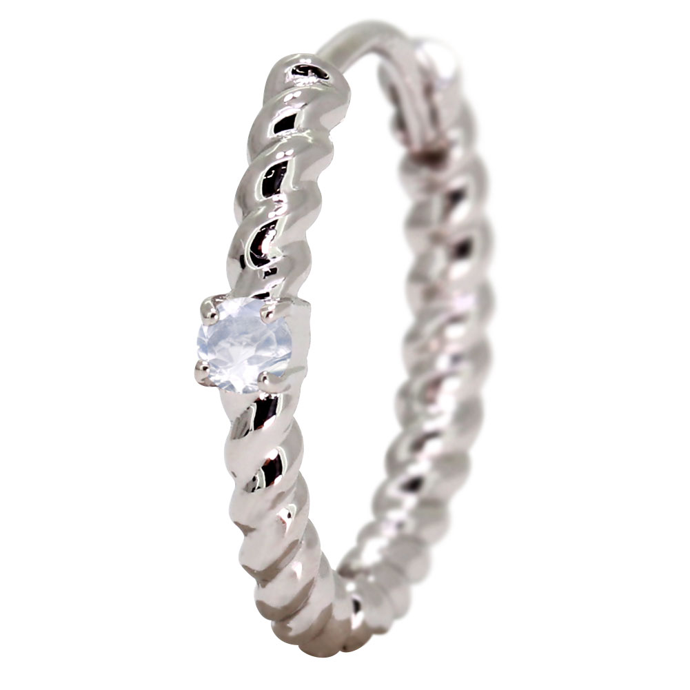 6月誕生石ロイヤルブルームーンストーンを使用したプラチナ製の、ツイストデザインメンズフープピアスです。 人気のフープピアスに、ひねりを加えたロープ(縄)モチーフ。 ※【片耳】価格です。両耳1ペアをご希望の場合は、2個ご購入下さい。 本体素材...