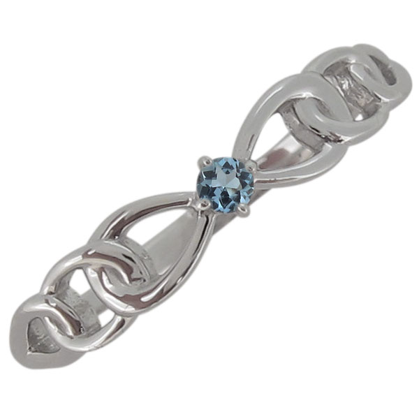 3月誕生石アクアマリンサンタマリアを一粒使用したプラチナ製の、リボンモチーフリング(指輪)です。 ※対応サイズ【1号から16号】 本体素材：プラチナ(Pt900)(品質を保証するPt900の刻印があります。) 石名：アクアマリンサンタマリア...