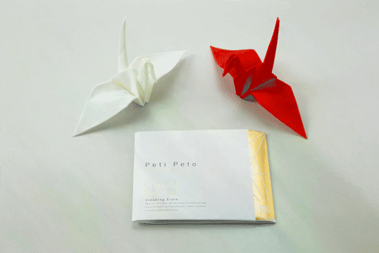 折り紙で作る動物をモチーフにした【プッチペット】はポリエステル素材で作られた眼鏡レンズや液晶画面などの汚れを拭き取るポケットサイズのクリーナーです。ポリエステル素材にプリーツ加工を施すと形状記憶するという特性をいかし折り込んで加工することで...