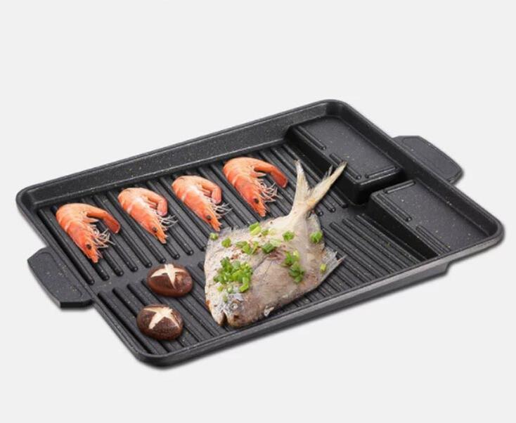 【角型プレート】【ガス・IH対応】【3-5人用】【サムギョプサル用】【ポイント】角型の焼肉プレートお肉の余分な油を落とす溝付きプレートでヘルシーです油を溜めないことで野菜を焼く時に油の飛び散りを抑えます集めた油はプレートの外へ流れる設計プレ...