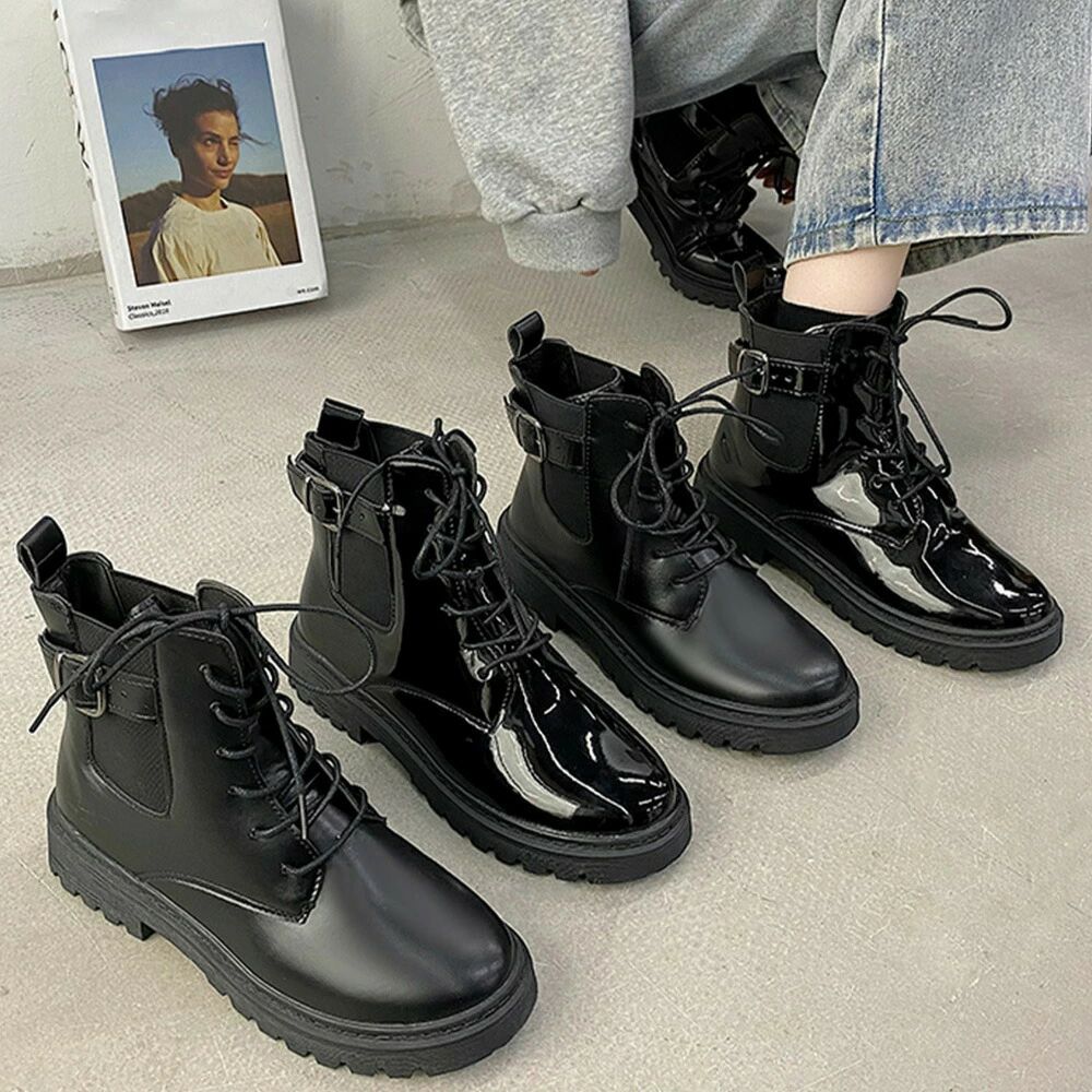 ■商品の特徴レースアップ ローヒールシューズ 大人カジュアル サイドコアブーツ ベルト付き シューズ ストリートブーティ 疲れない足元にアクセントを加えてコーデのムードを盛り上げてくれる厚底ショートブーツ編み上げデザインがデザインポイントで...