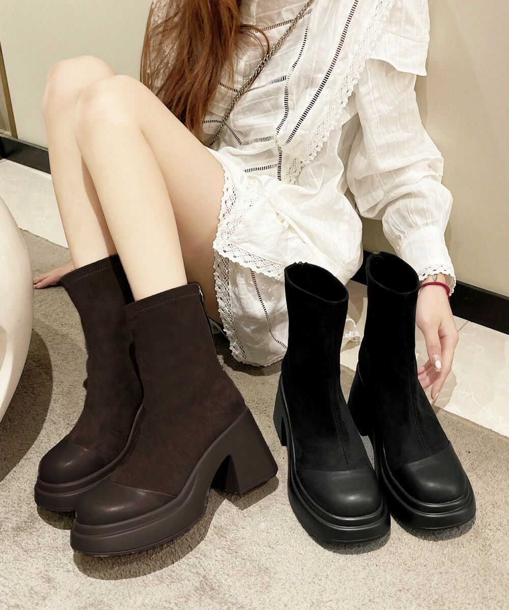 ■商品の特徴レディース バックジップ チャンキーヒール 美脚 カジュアル 大人可愛い ガーリー おしゃれ 通勤通学 きれいめ デートダークブラウンとブラック2色展開の厚底ショートブーツ。ボリューム感たっぷりの厚底ソールで全体の雰囲気をカジュ...