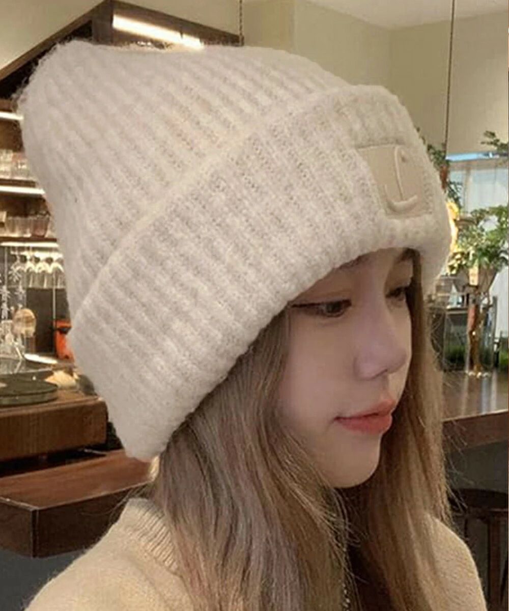 ■商品の特徴折り返し ロゴ付き ニットぼうし 暖かい 防寒帽子 カジュアル シンプル おしゃれ 可愛い 通学 人気 お出掛け 小物冬柔らかい肌触りに優しい被り心地のニット帽子程よい厚みなのでくるくるっと折りたためば、いつも持つバッグなどに簡...