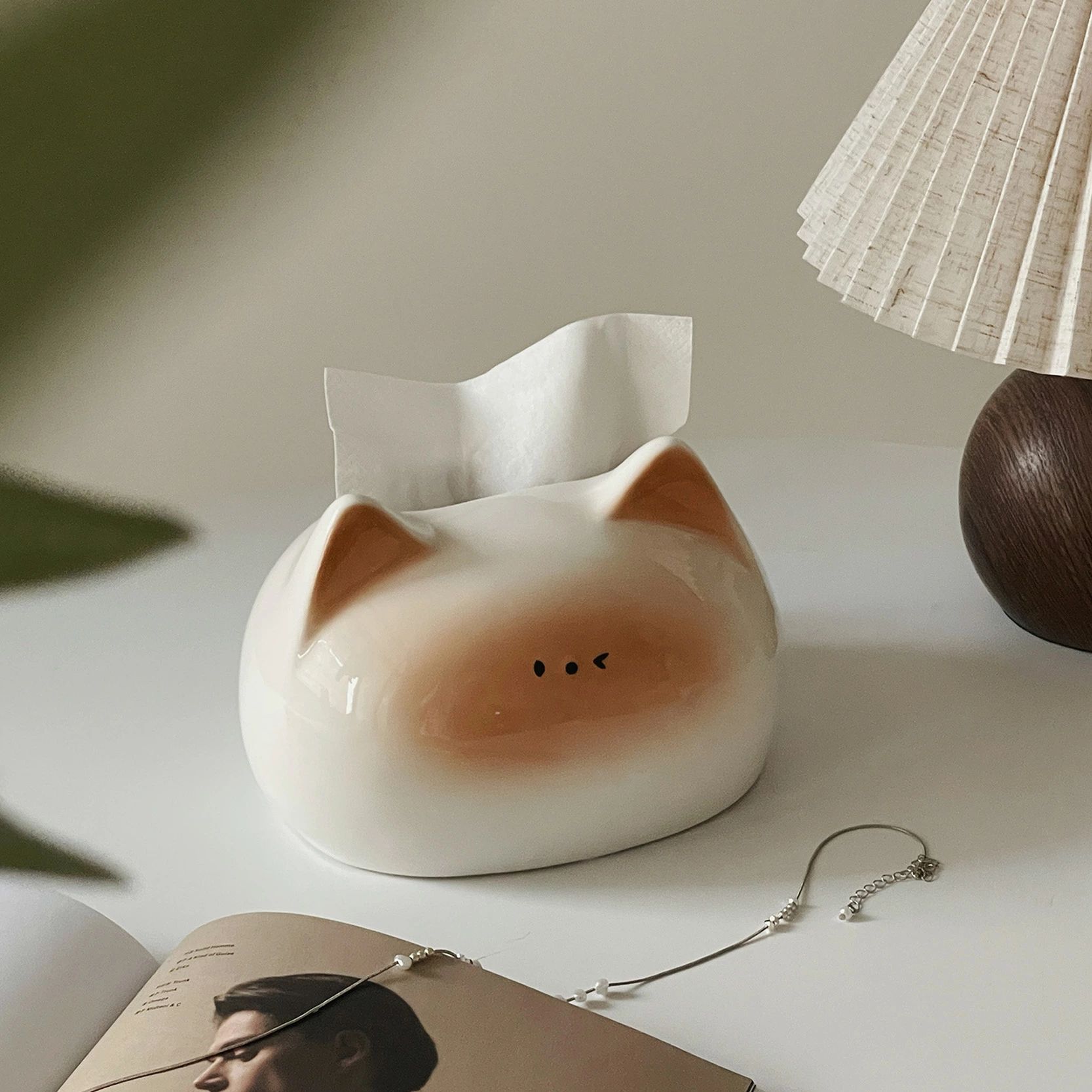 サイズ サイズ: 約19cmx15cmxH13.5cm ※材質の特性上、寸法に若干の誤差が生じることがございます。 材質 強化磁器 注意事項 ※箱入りティッシュは収まりませんので、ソフトパックティッシュなどをご使用ください。 ※海外のティッ...