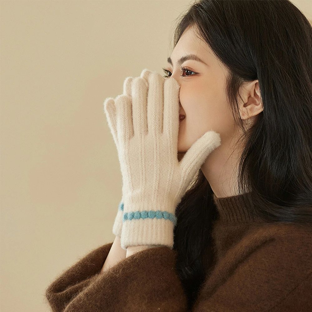 保温性に優れており、暖かいグローブです。防風性、伸縮性、柔軟性、耐久性を兼ね備えてた防寒グローブです。気温-10℃使える防寒手袋です 【】親指、人差し指の先にの導電性繊維の特殊素材を採用し、グローブを着用したままスマートフォンやタブレットP...