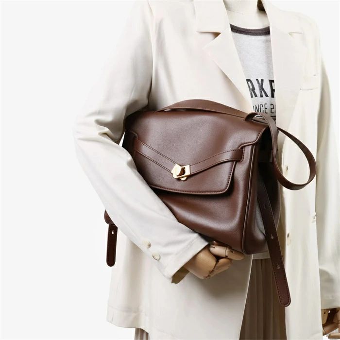 素材 本革 サイズ 横30cm×高さ23cm×マチ11cm 注意 ※写真の撮り方や光の当て具合、モニターの発色具合によって若干色合いが異なることがございますのでご了承ください。※サイズは当店平置き実寸サイズです。実際のサイズと多少の誤差が生...