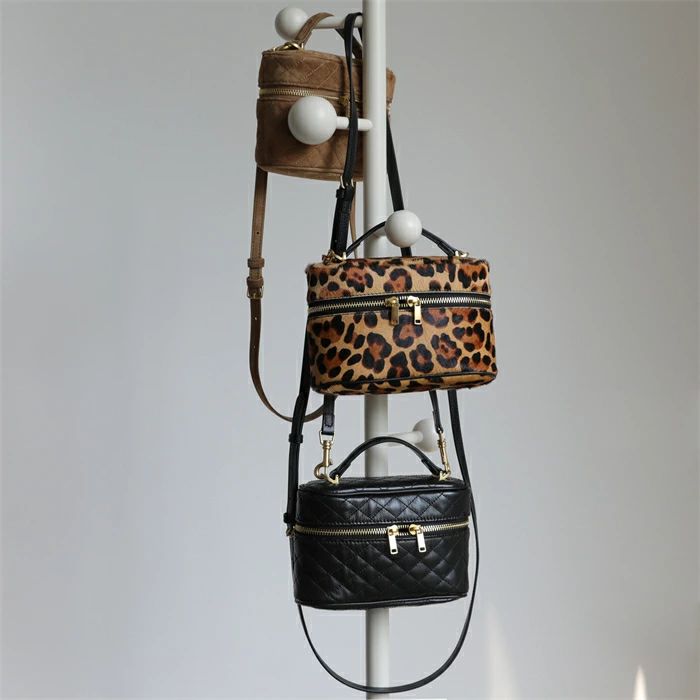 素材 本革/スエード/ホースヘア サイズ 横18cm×高さ12cm×マチ6cm×ショルダー長さ（調節可）110cm 重さ 約240g 注意 ※写真の撮り方や光の当て具合、モニターの発色具合によって若干色合いが異なることがございますのでご了承...