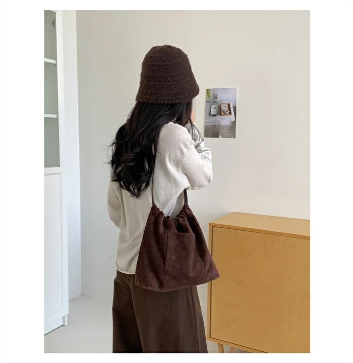 素材 合皮 サイズ 横上辺37cm×横底辺27cm×高さ26cm×マチ11cm 重さ 約260g 注意 ※写真の撮り方や光の当て具合、モニターの発色具合によって若干色合いが異なることがございますのでご了承ください。※サイズは当店平置き実寸サ...