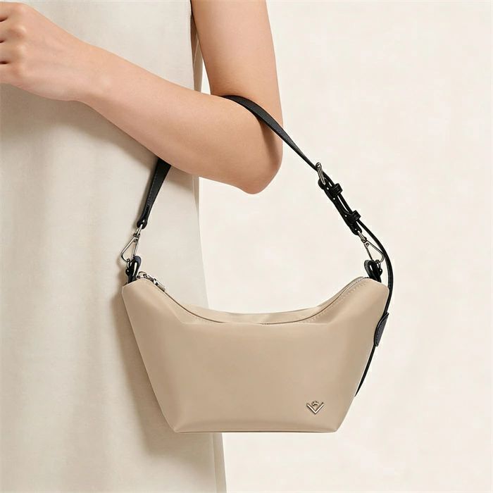 素材 ナイロン サイズ 横18cm×高さ19cm×マチ14cm 重さ 約250g 原産国 中国 注意 ※写真の撮り方や光の当て具合、モニターの発色具合によって若干色合いが異なることがございますのでご了承ください。※サイズは当店平置き実寸サイ...