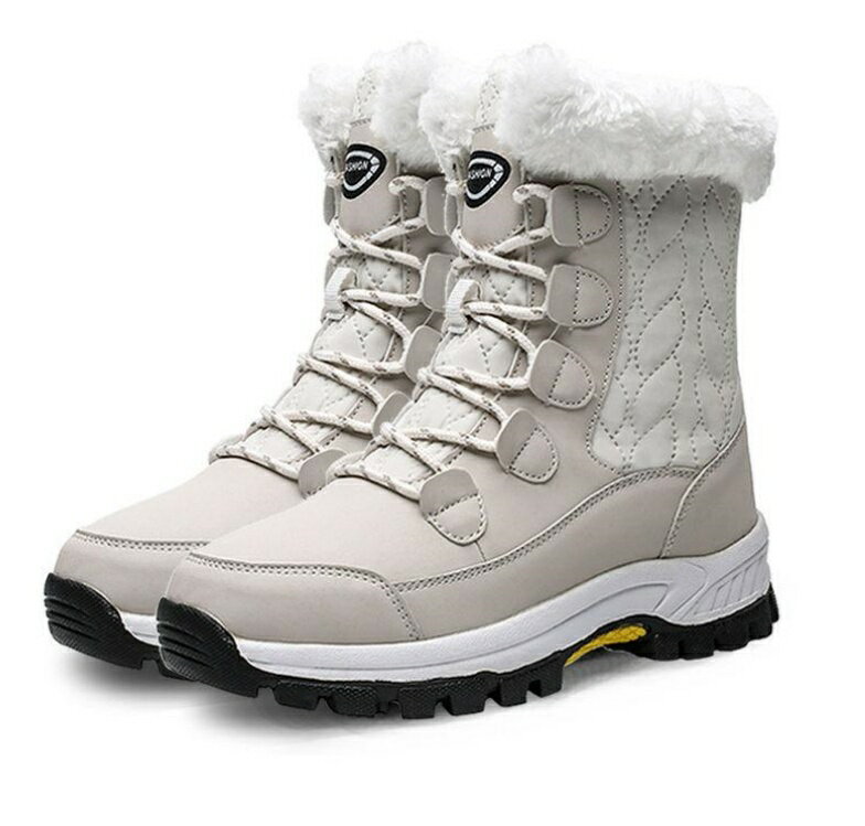 表地：合皮メイン素材：綿【防寒】内側には足先までふかふかと触り心地のよいフリースのような素材を起用し、足を優しく包み込むので寒い外気から足を守ります。足を入れた瞬間から暖かさを実感できるボアをつま先まで全面に施し防寒性が格段にアップ。防寒対...