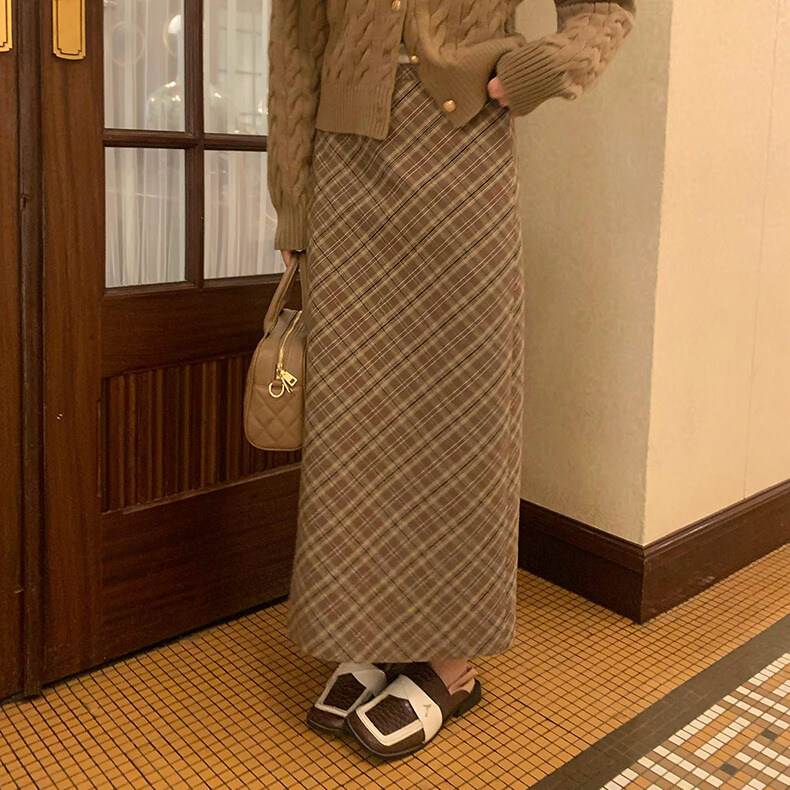 大人可愛いスタイルにぴったりなロングスカート！すっきりとしたストレートシルエットに、ハイウエストデザインで脚長効果を実現します。モダンなチェック柄はシンプルでありながらも、フェミニンで上品な印象を与える一枚。カジュアルにもきいめにもコーディ...