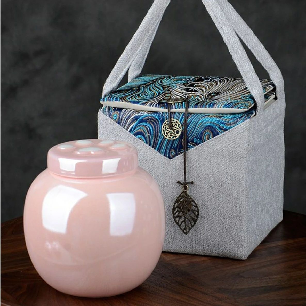 材質 骨壺：磁器骨袋：表地はコットンリネン、裏地はフランネル 骨箱：布製貼箱にクッションついております。乾燥剤：珪藻土 産地 中国 サイズ 写真に参照してください。 容量 170ml,350ml,800ml,1500mlの四サイズから選べる...