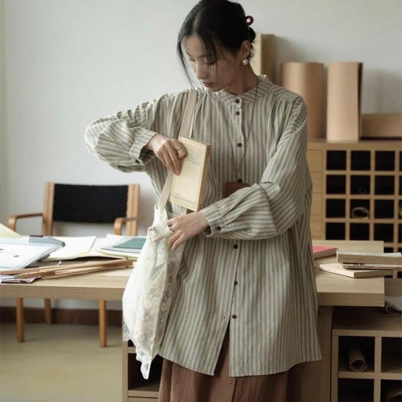 商品名 ブラウス カラー （写真参考） ※ モニターの発色の具合により実際の商品と色が異なる場合がございます。 サイズ M: 着丈70　肩幅60　袖丈42　バスト112 L: 着丈70　肩幅61　袖丈43　バスト116 XL: 着丈71　肩...