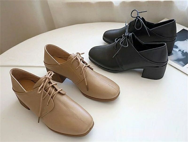 約7cmもの太めヒールで美脚効果抜群。太めのヒールなので、ハイヒールによくある歩行時のグラつきなどもなく安定した歩行を実現します。靴表面には撥水加工を施しており、泥などの汚れを弾き落ちやすく雨の日にも安心。窮屈さやストレスを軽減してくれます...