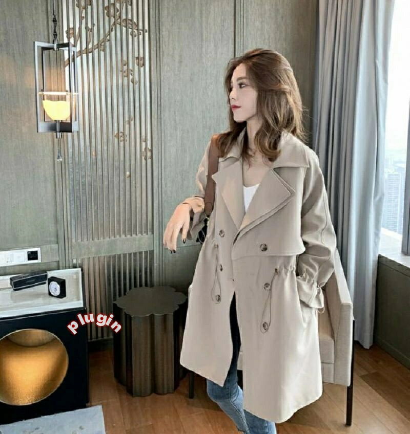 春の定番トレンチコート♪後ろスリットのロングコートです。カジュアルにもきれいめコーデにもぴったりな春秋仕様の薄手アウターです。手首やウエストの紐を調整して締めることができるので、ウエストが高く見えたり手首が細く見えたり、気軽に華やかさを演出...