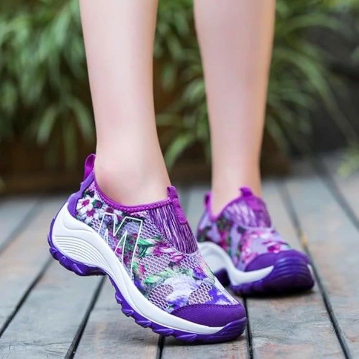 商品仕様 通気性メッシュ 靴面のメッシュ素材で足元の蒸れを防ぎ，夏の快適さを維持。柔らかい質感が足に優しく，長時間履いても疲れない（通勤、ショッピング等）。 デザイン性 フラワー柄とパッチワークでファッション性を高め，日常のコーデ（デニム、...