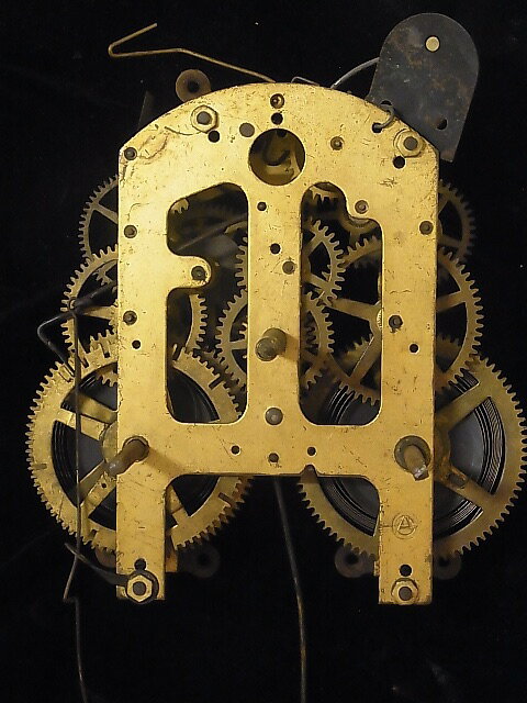 柱時計の機械です。歯車パーツ取りに。スチームパンクの素材にいかがでしょうか？調整しないと動きません。古い時計ですので、真似されない本物の良さがあります。こだわる作家さんに好評です。1点物ですので、写真の物を発送します。 サイズは200mmx...