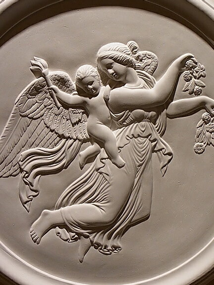 当店プラスヴォーチェが、イタリアから直接輸入しました。 イタリア製石膏レリーフ 昼の天使です。 イタリアのフィレンツェとローマの間に位置する、ペルージャにありますPACA社製です。絵を飾る感覚でリビング、廊下、洗面所など室内であればどこにで...