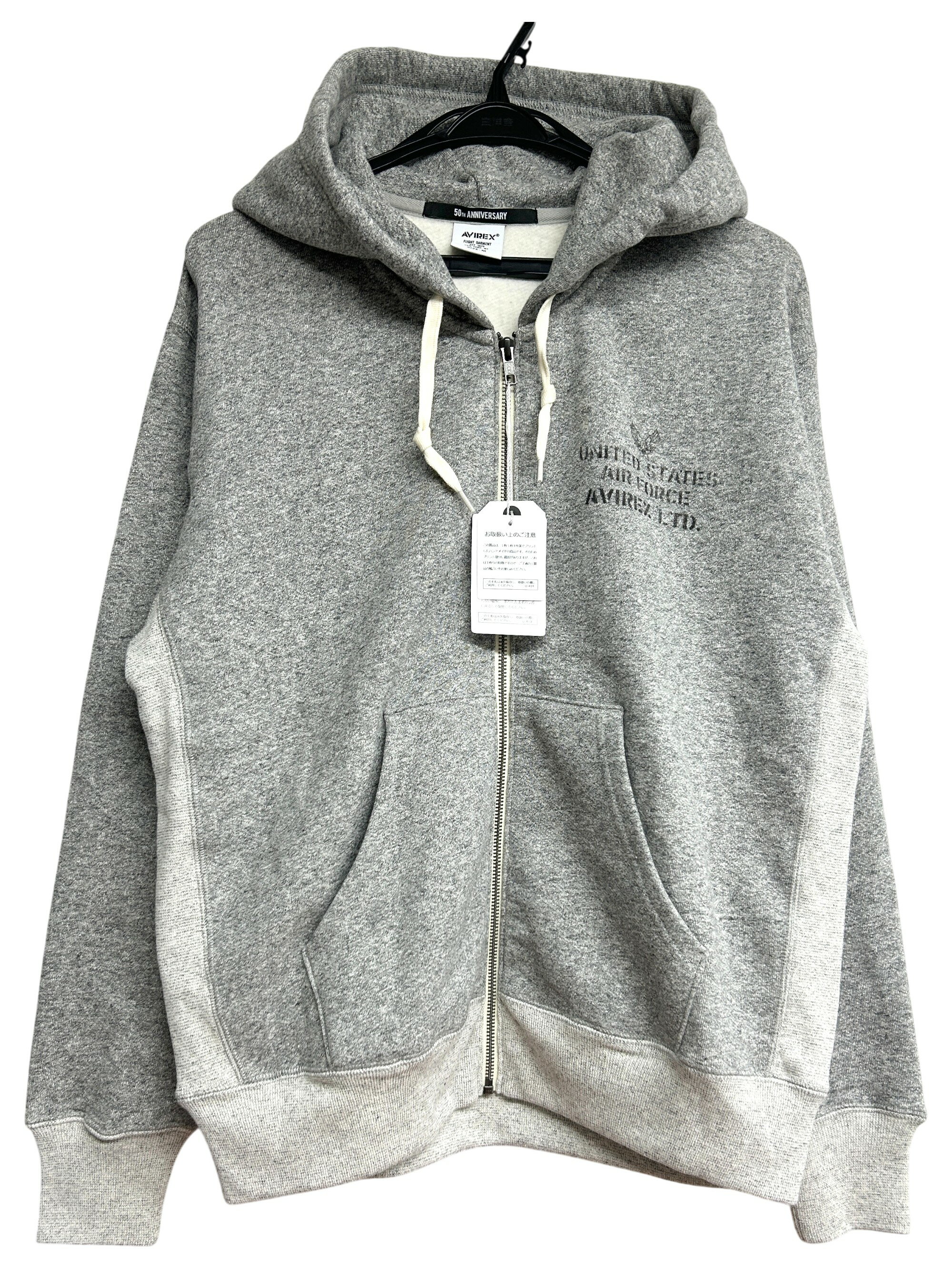 商品情報商品詳細職人が1枚ずつ丁寧に手作業で仕上げたステンシルが特徴のジップアップパーカー。ヴィンテージ感を出すためグラフィックを敢えて擦れさせ、ZIPテープを配色として取り込んだ拘りの詰まった1着です。糸に負荷をかけずゆっくりと時間をかけ...