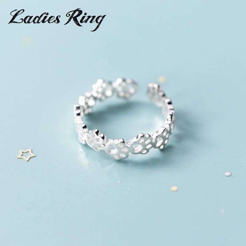 猫の手のデザインがかわいいレディース用指輪です。 【サイズについて】 画像をご参照ください。 【カラーについて】 生産ロットにより柄の出方や色の濃淡が異なる場合がございます。 お使いのモニターや撮影時の光の加減などにより 画像と実際の商品の...