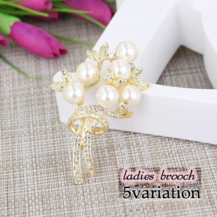 フェイクパール＆ラインストーンがあしらわれた 優美なフォルムのレディースブローチです。 結婚式や入学式などオケージョンシーンにも◎ 【サイズについて】 画像をご参照下さい。 【カラーについて】 生産ロットにより柄の出方や色の濃淡が異なる場合...