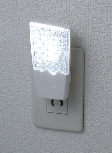 LEDセンサー付ライト ホワイト ●直接コンセントに差し込むだけですぐにご使用いただけます。●暗くなると自動的に点灯し、明るくなると消灯します。●光を拡散させるシャンデリア調のパネルを採用。●プラグ部分には電気火災を予防する耐トラッキングカ...