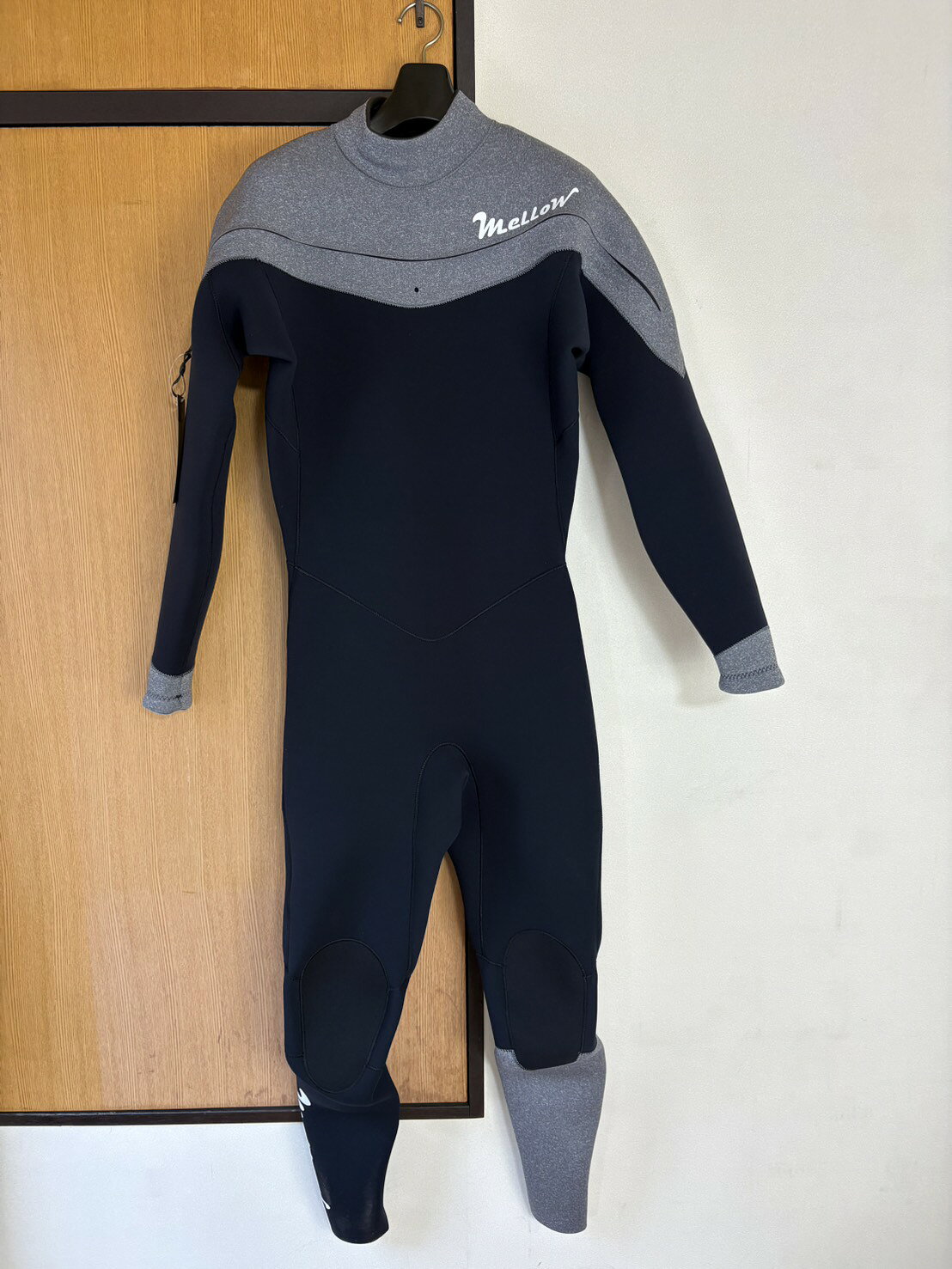 サンプル、新品、未使用です。メンズLになります。 ロングチェストZIPの3mmのジャーフルになります。 ベースはブラックでラインカラーはメランジブラック、ロゴ入りです。 WETSUITS　FACTORYはMELLOW　WETSUITSの楽天...