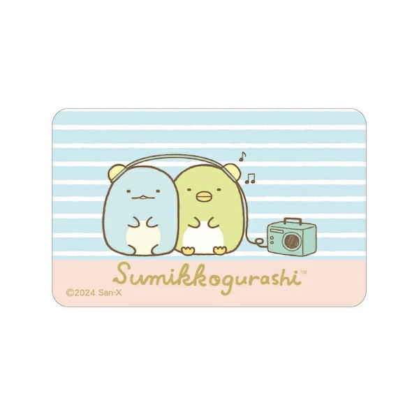 すみっコぐらしからステッカーが登場☆ 見る角度によって絵柄が変化する、どこか懐かしいレンチキュラー印刷を使用した 「まじかる百貨店」シリーズのステッカーです。 ●サイズ：86×54mm ●素材：PVC キーワード：カルチュアエンターテイメント　