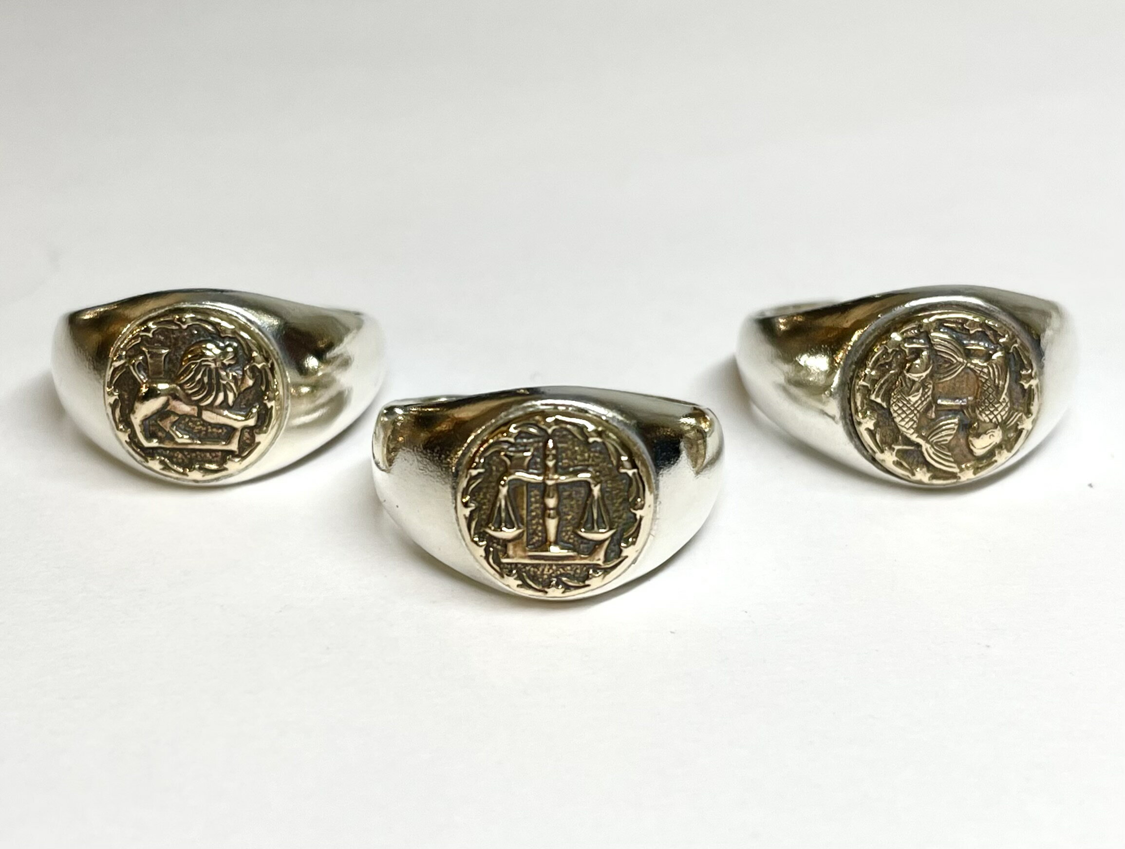 商品名ラウンド コンステレーショ（星座） リング 素材Silver925、Brass（星座デザイン部分） サイズ 幅重量厚み価格縦約12mm約7g最大約3mm￥8,800 配送方法【 ヤマト運輸 】・ネコポス便・宅急便コンパクト 生産地 日...