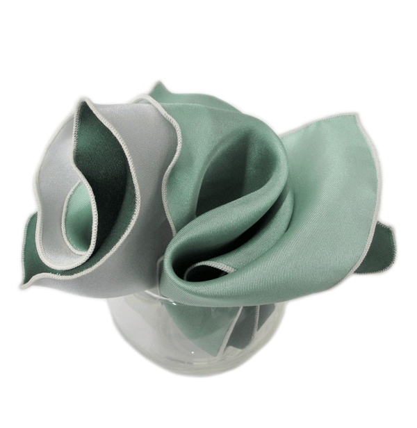 横浜スカーフ に使用している 高品質 な シルク ツイル生地 3色 を 独自 の パイピング 縫製で 連結 させた 他にはない 完全オリジナル の 個性 溢れる 魅力的 な ポケットチーフ です サイズ は 大判 の約 35cm 角で しな...