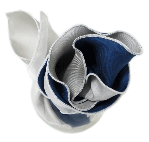 横浜スカーフ に使用している 高品質 な シルク ツイル生地 3色 を 独自 の パイピング 縫製で 連結 させた 他にはない 完全オリジナル の 個性 溢れる 魅力的 な ポケットチーフ です サイズ は 大判 の約 35cm 角で しな...