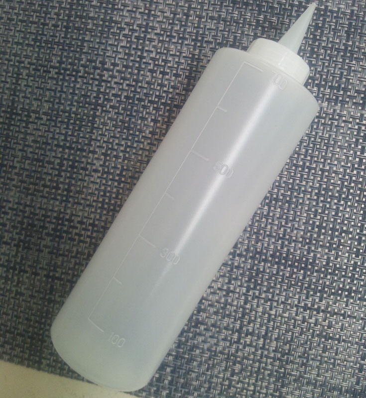 【CC】キッチン>保存・密閉容器>スパイスボトル・ラックケチャップやマヨネーズ入れにメーカーTKGカラー・味・種類ホワイト商品外寸(mm)直径70×高さ253その他容量：720cc、耐熱温度：−30〜90度材質・原材料ポリエチレン