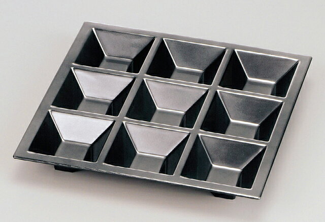 軽くて破損に強い、9つ仕切のりバイキングプレートです。【業務用品】■サイズ:235×235×36mm■材質:ABS樹脂●耐熱温度:60度以下●衝撃に強いので割れにくく、耐久性に優れ塗料の密着も良好です。食器洗浄機を使用すると変形する場合があ...