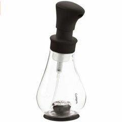 液体石けんと水をそれぞれのラインまで入れるだけでフォーム状になります。角度が付いたボトルは押しやすく、泡を受けやすくなっています。底に吸盤がついているので、倒れにくく安定しています。吸盤が貼り付かない場所ではお使いいただけません。メーカー；...