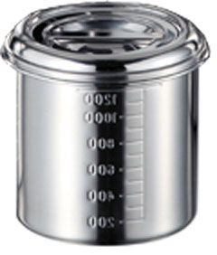 サイズ:直径100×高さ100mm(蓋部分除く)、板厚:0.6mm、容量:約0.7L表示目盛:200・400・600*清潔感あるステンレス製のキッチンポット*蓋の置き場に困らない引掛け金具付き*食材や調味料、ソース類のストックに最適♪