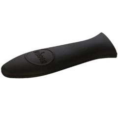 柔軟で耐熱性のあるシリコーン製です。表面の凹凸デザインが滑りにくく、熱したスキレットの扱いに重宝します。メーカー；LODGE　LOGICサイズ；14×5cm耐熱温度；230度スキレット10　1/4、12インチ、オーバルサービンググリドルに使...