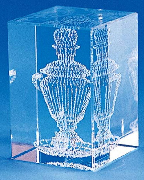 サイズ：縦3.7cm 横3.7cm　高さ5.5cm 材　質：クリスタル ※ クリスタルの美しさに思わず心を奪われます。