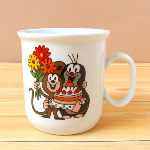 かわいいケーキときれいなお花をいっぱい抱えたクルテクとネズミくんがとっても嬉しそうなイラストのマグカップです。 カップの裏側にもケーキのイラストがワンポイントで入っています。 小さめのサイズなのでちょっと一息つく時のカップに丁度良さそうです...