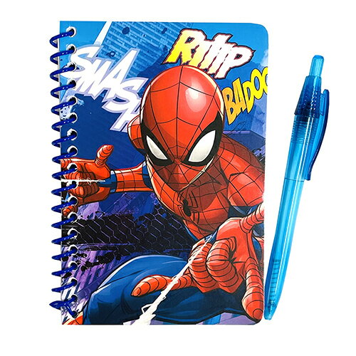 スパイダーマンのメモ帳とボールペンセットです☆ 小さめサイズでちょこっと書くのに便利♪ プレゼントにもおすすめです☆ 【サイズ】 ・パッケージ：23×16cm ・メモ：15.5×11cm ・ボールペン：14cm 【内容】 メモ帳（罫線8mm...