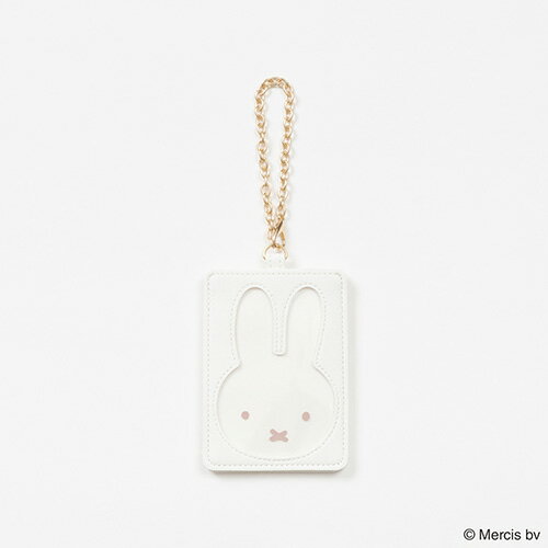 ミッフィーのお顔を透明PVCで施したカード＆パスケースです。 お気に入りの写真やカードを表面に、背面にはICカードなどを入れることができますよ。 バッグ等に付けられるストラップ付き。 ●サイズ：W75×H105mm ●素材：表生地/合成皮革...