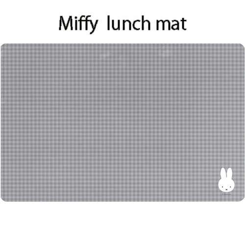 ミッフィーのかわいいランチョンマットです♪ 汚れてもさっと拭き取れるポリプロピレン製。 お子様のお食事マットしてもおすすめです。 ●サイズ：約43.5×28cm ●材質：ポリプロピレン ●耐熱温度：60度 ●中国製 ※サイズ画像は他商品です...