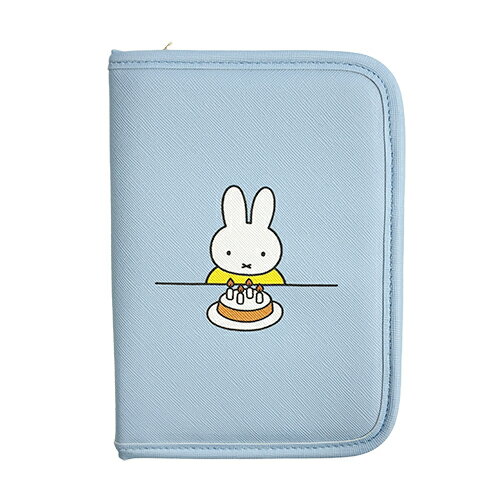 MIFFY CELEBRATION マルチケース。 ケーキとお花をミッフィーと一緒にあしらった、お誕生日をお祝いしているようなデザインが可愛いシリーズです。 お薬手帳や診察券、通帳やカードなどの収納に便利な6ポケット。 ●サイズ：約W130...