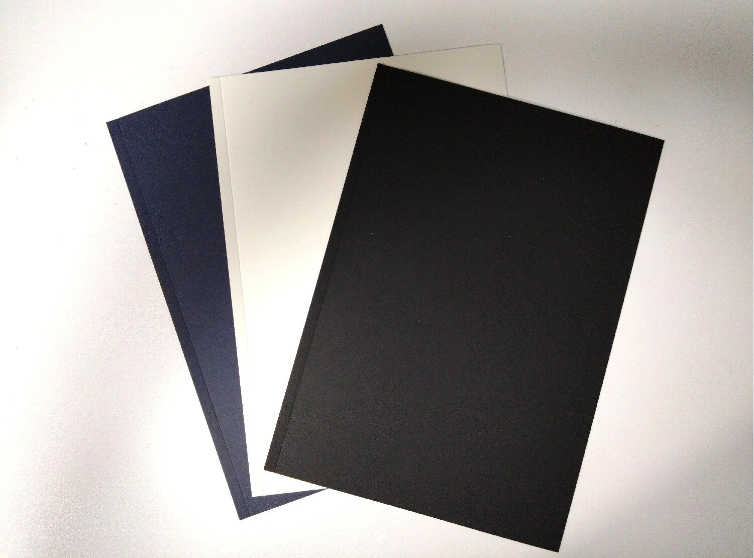 品番：S45A4BN-WH 品名：SBカバー カラー：白　 入数：100枚 標準価格：19,000円+税 ※長辺側に押し筋付 ※高級クロス紙製本に安全性をお求めならシュアバインドがお勧めです。専用の留め具が串刺し状に書類を綴じ、偽造や改ざん...