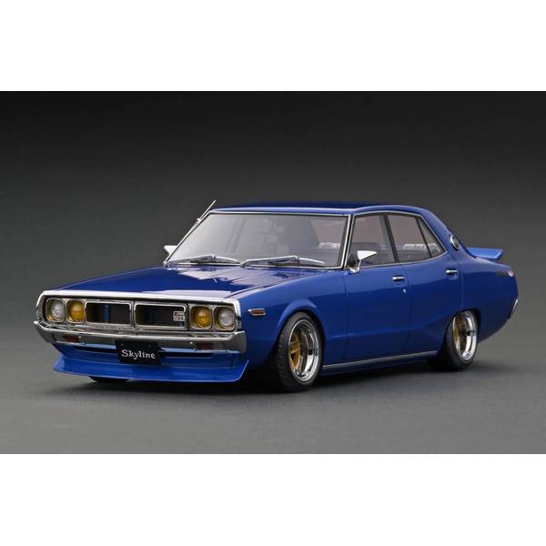 「スカイライン2000 GT-X (GC110) 」をベースにしたカスタム仕様を1/18スケールレジンモデルで再現。ボディカラー：ブルーメタリック。SSR MkIIタイプ14インチホイール(ポリッシュ＆ゴールド)にローダウン仕様。フロントリ...