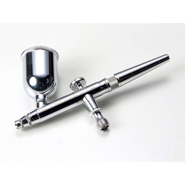 幅1mm程度の細吹きや繊細な迷彩塗装から、カーモデルのボディなど広い面積の塗装まで幅広くこなすエアーブラシです。シンプルな構造のシングルアクションで扱いやすく、使用後の洗浄も簡単。カップは15ccの大容量タイプです。★エアーカンとの接続には...